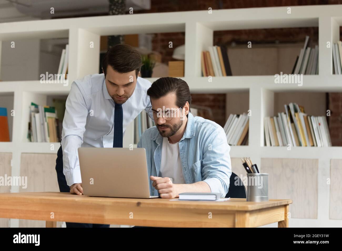 Online workers hi-res stock photography and images - Alamy