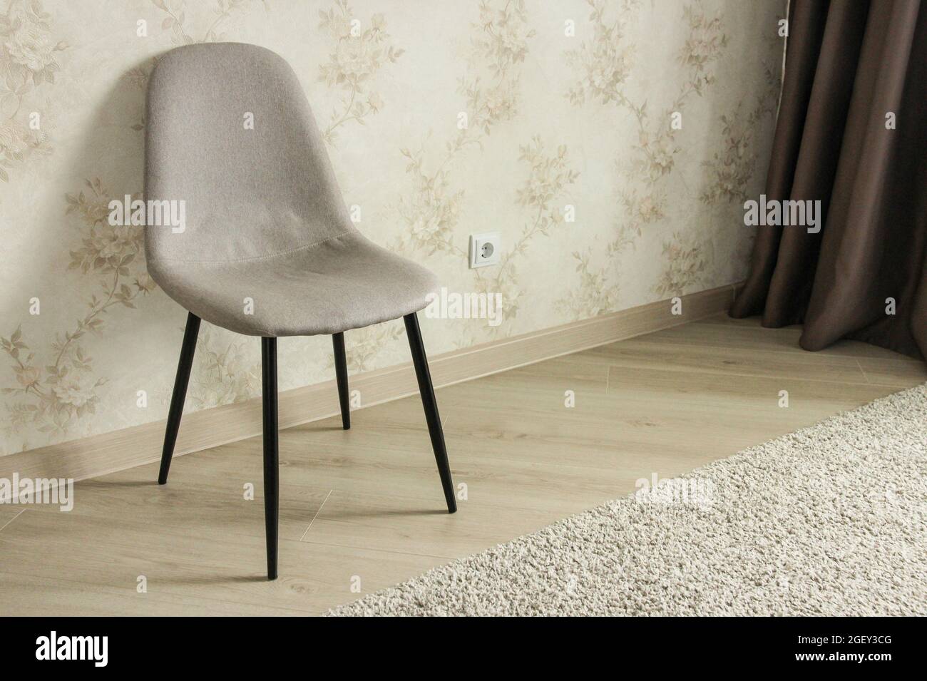 Chair against the wall in the room Stock Photo - Alamy