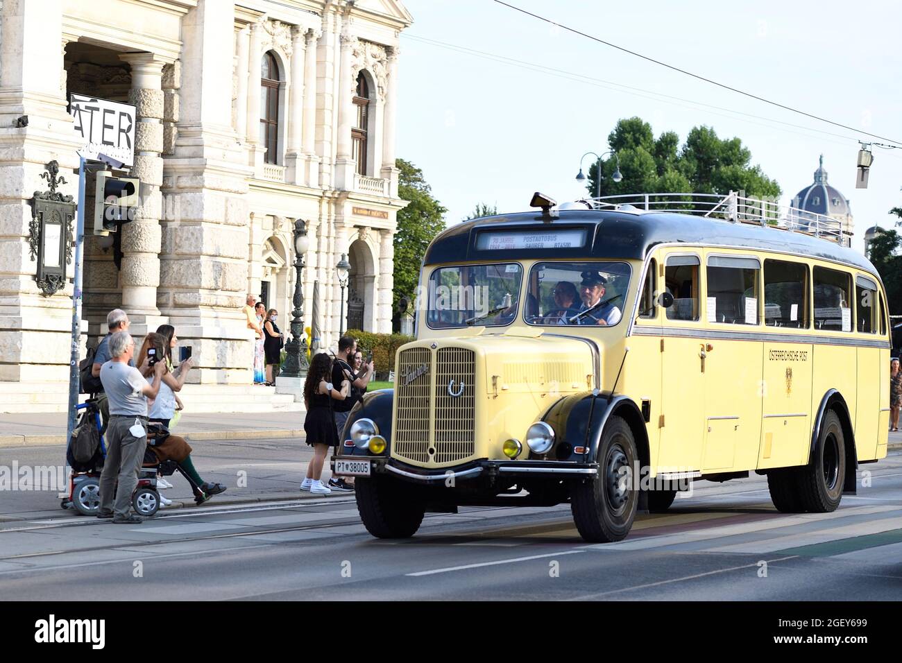 1949 bus hi-res stock photography and images - Alamy