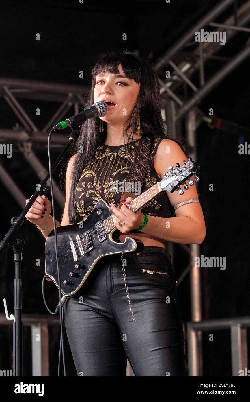 Farnham, Uk, 21 August 2021. Grace Bond of Where Rivers Meet perform at ...