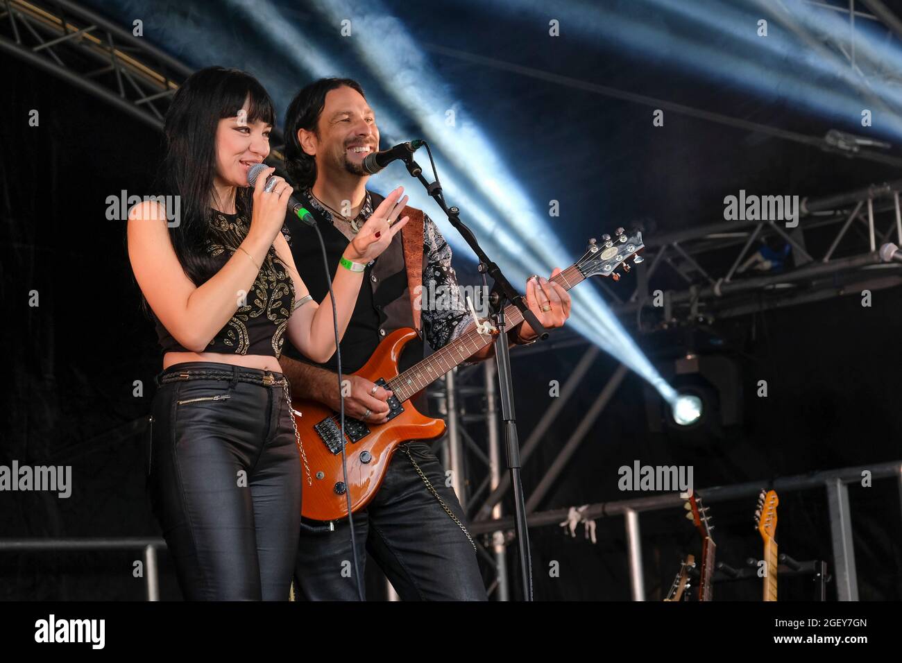 Aaron bond musician hi-res stock photography and images - Alamy