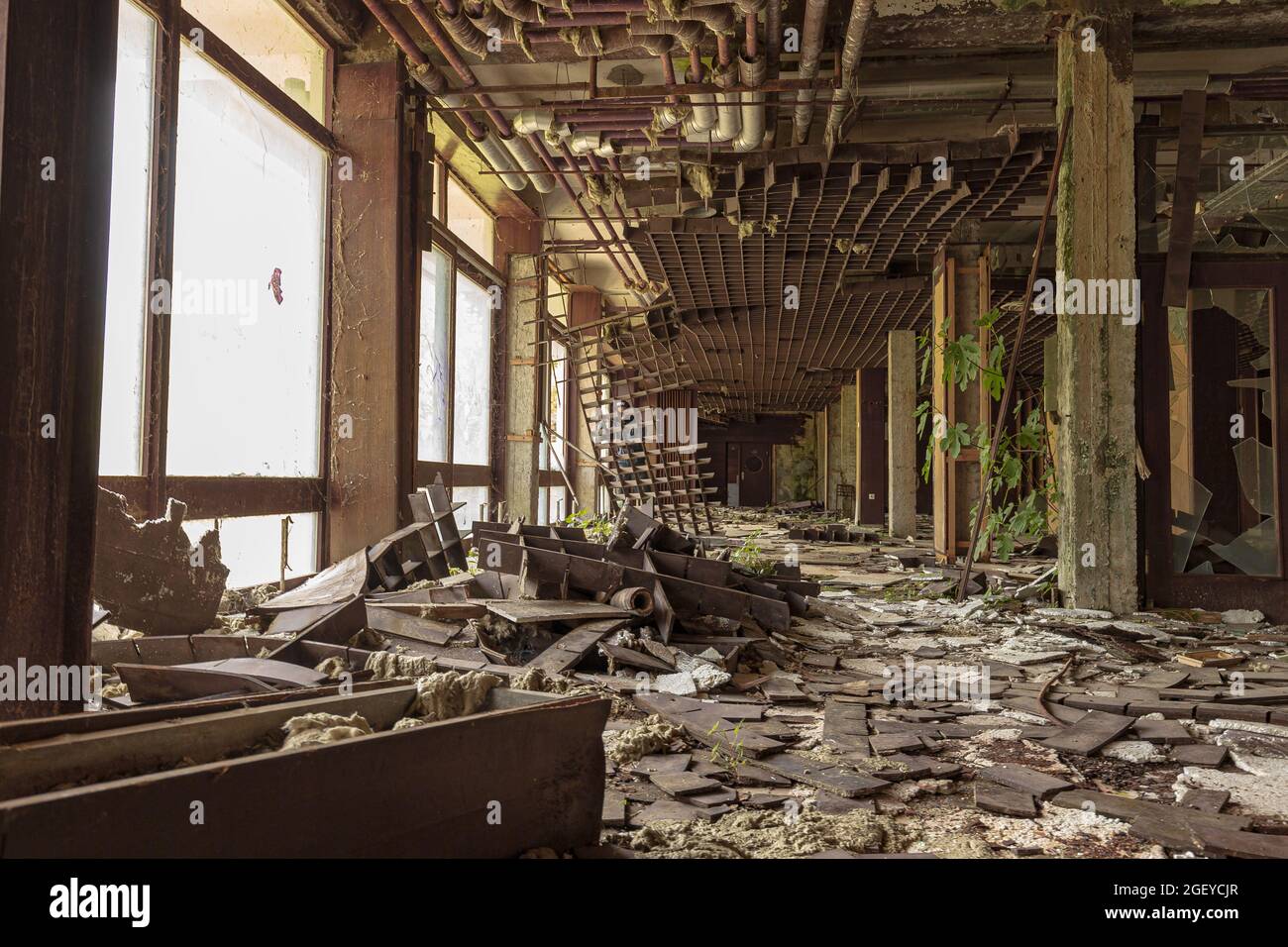 The inside of an old abandoned and destroyed building Stock Photo - Alamy