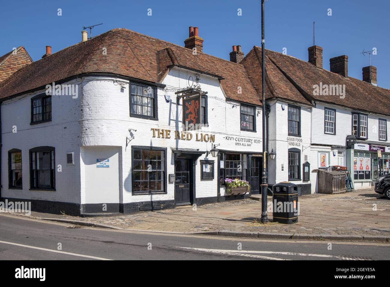 the red lion pub in the village of lenham in kent Stock Photo - Alamy