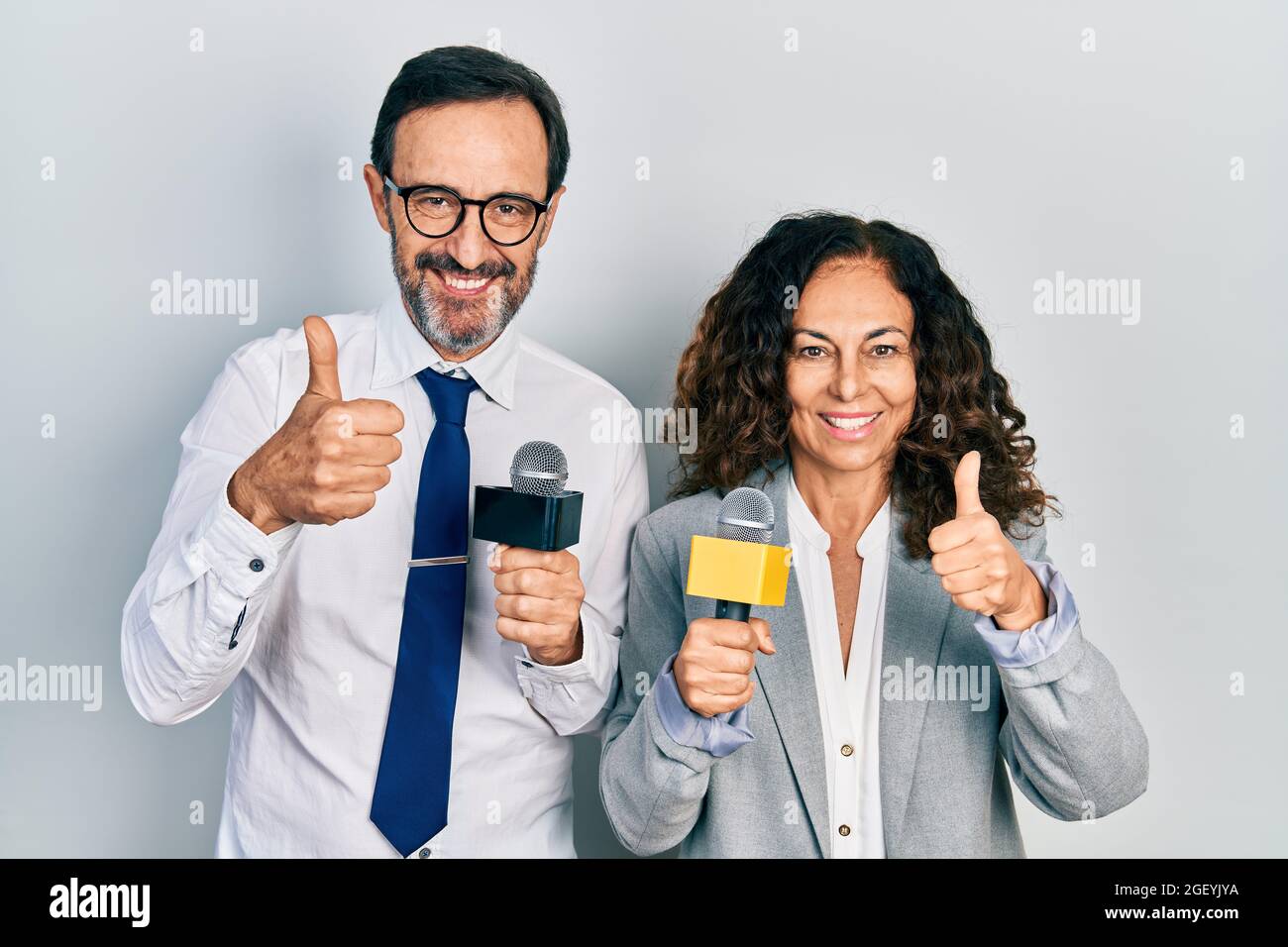 Reporter interview couple hi-res stock photography and images - Alamy