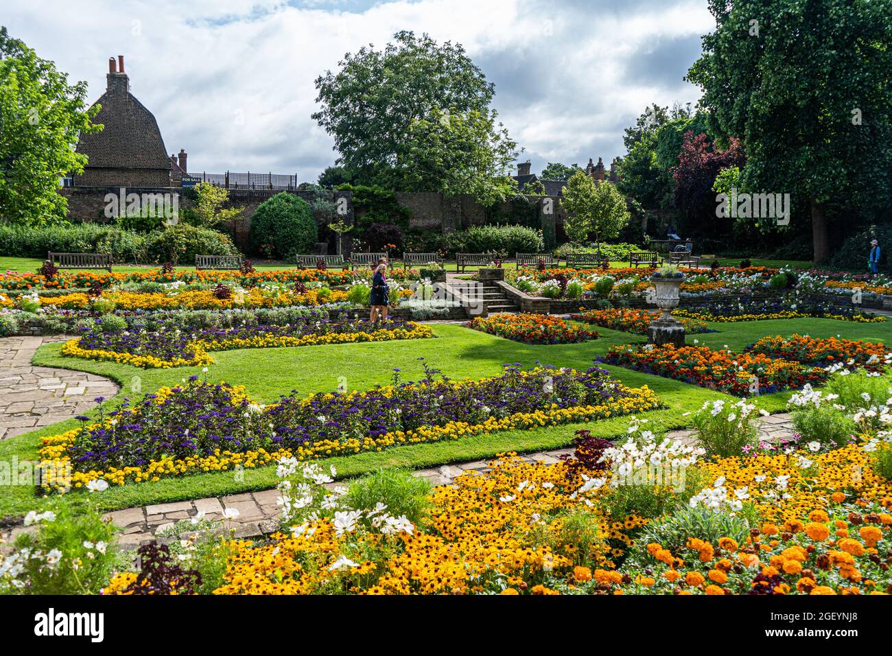 WIMBLEDON LONDON, UK. 22 August 2021. People enjoy the colourful ...