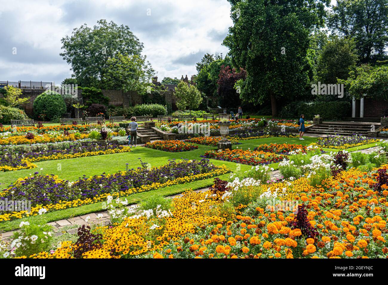 WIMBLEDON LONDON, UK. 22 August 2021. People enjoy the colourful ...