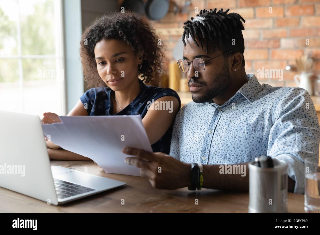 Woman man couple documents hi-res stock photography and images - Alamy