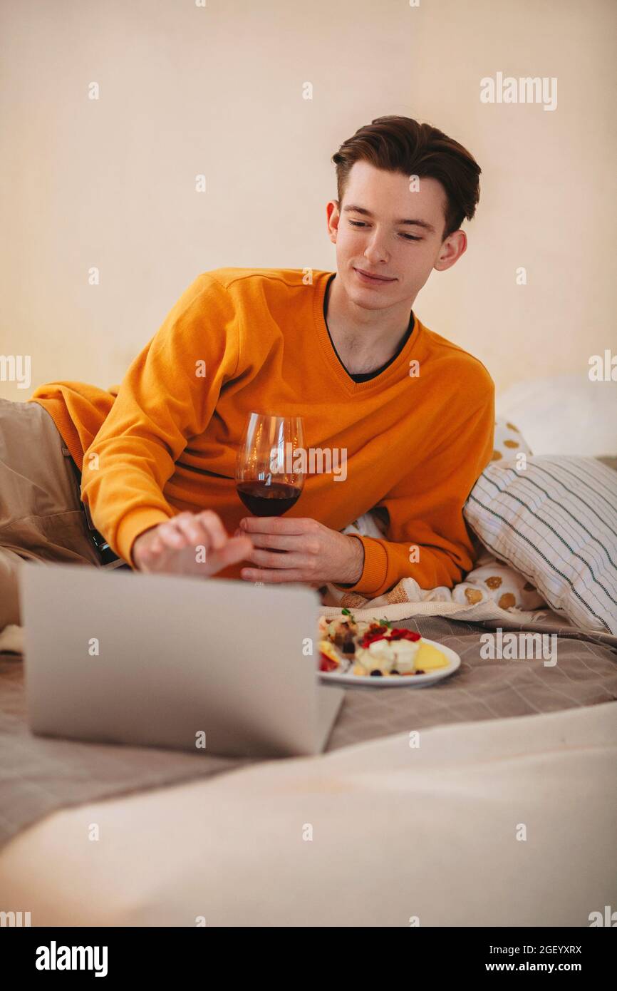 Plate laying hi-res stock photography and images - Alamy