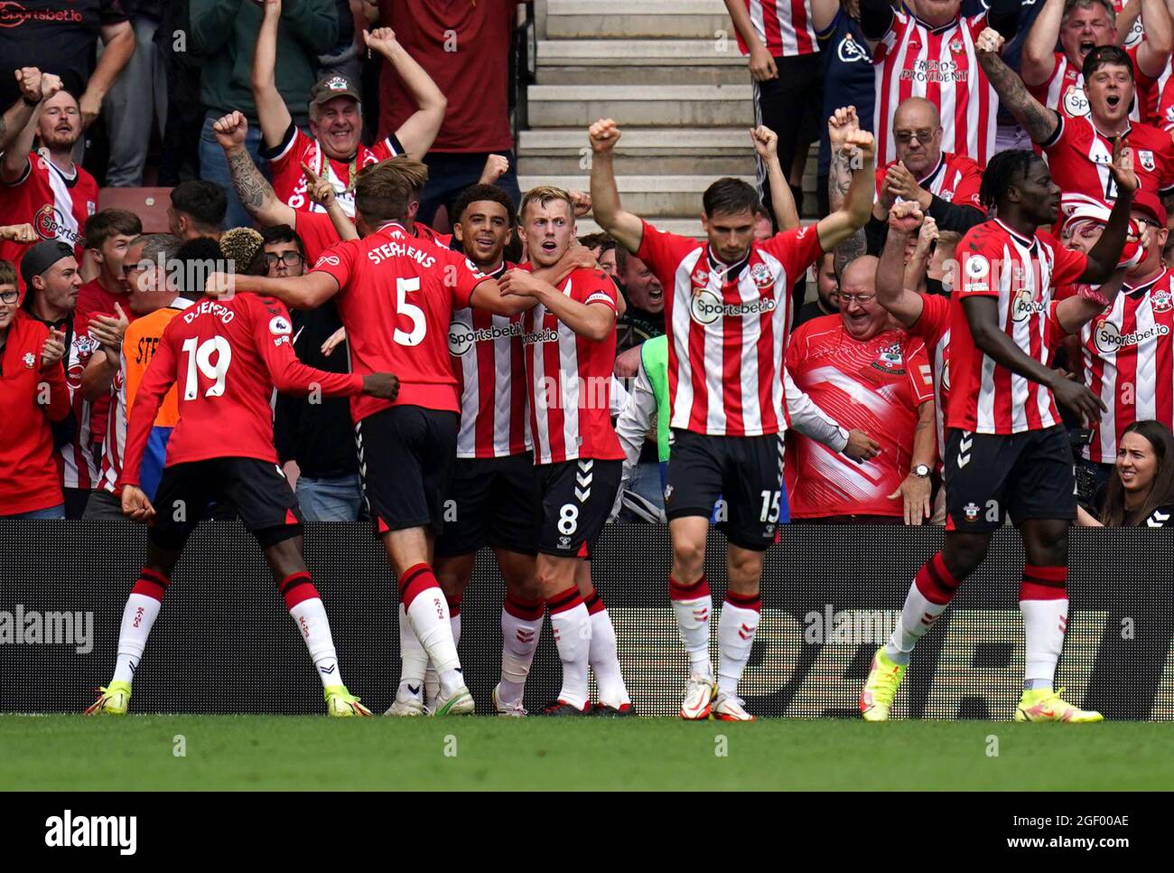 Che adams southampton celebrate hi-res stock photography and images - Alamy