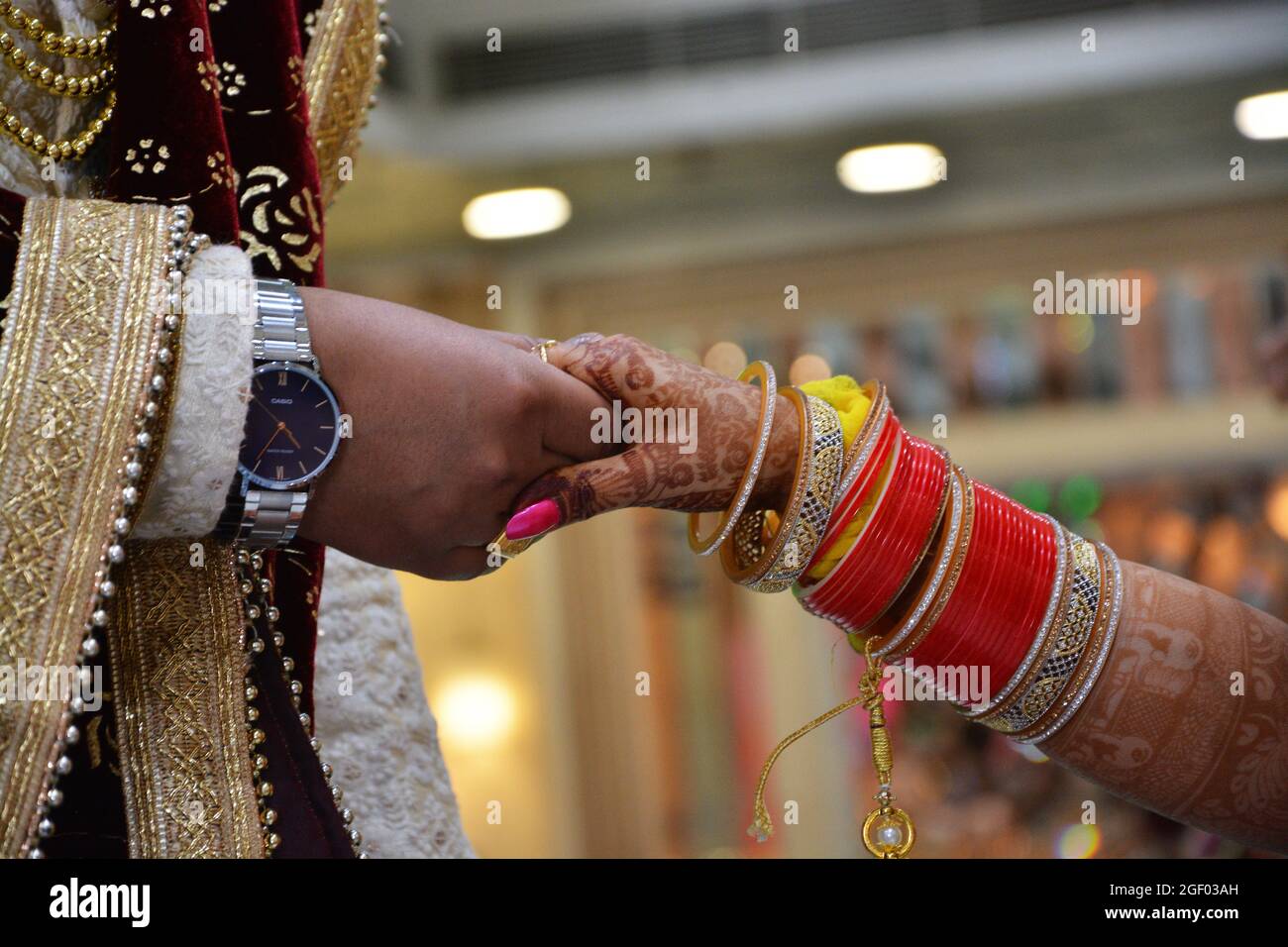Indian wedding hand hi-res stock photography and images - Alamy