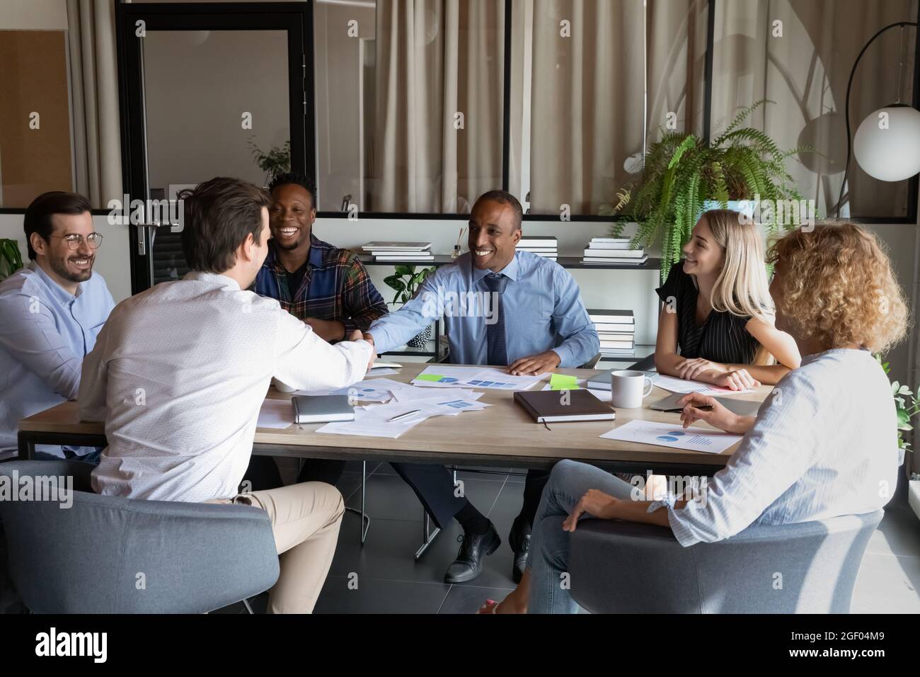 Handshake partners in office hi-res stock photography and images - Alamy