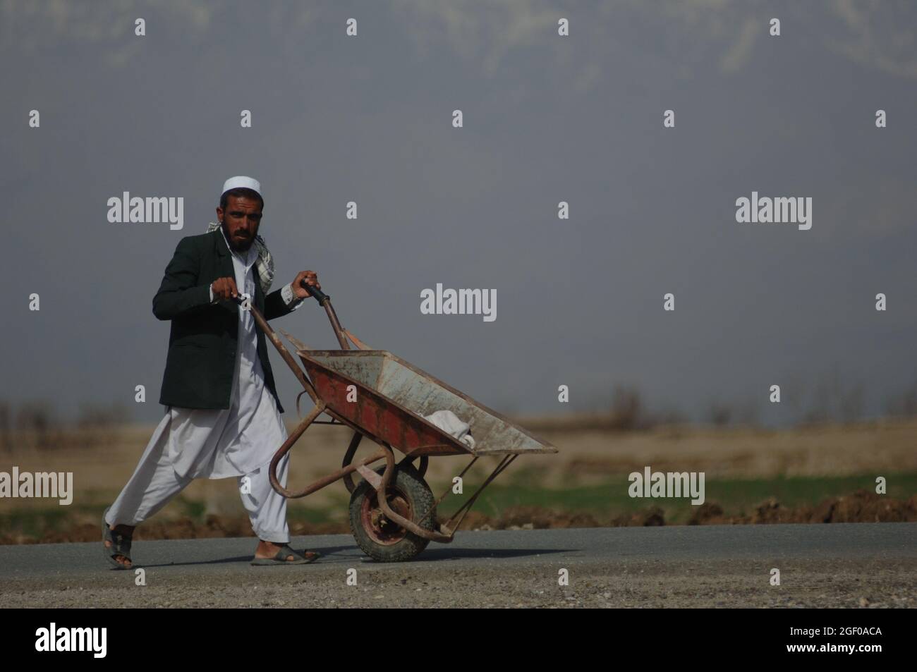 Wheelbarrow military hi-res stock photography and images - Alamy
