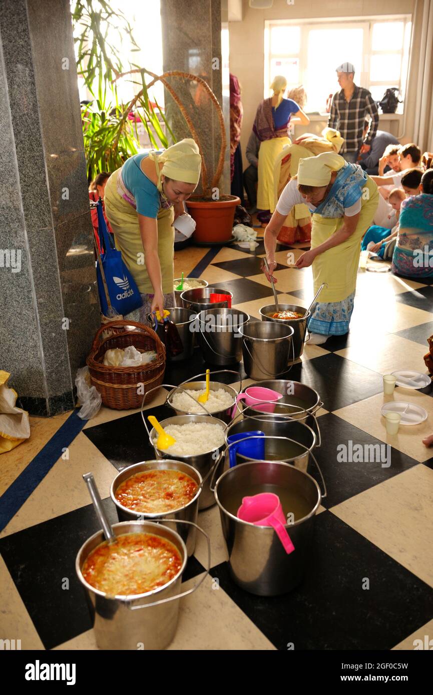 Women kitchen workers preparing to distribute Prasad for parishioners ...