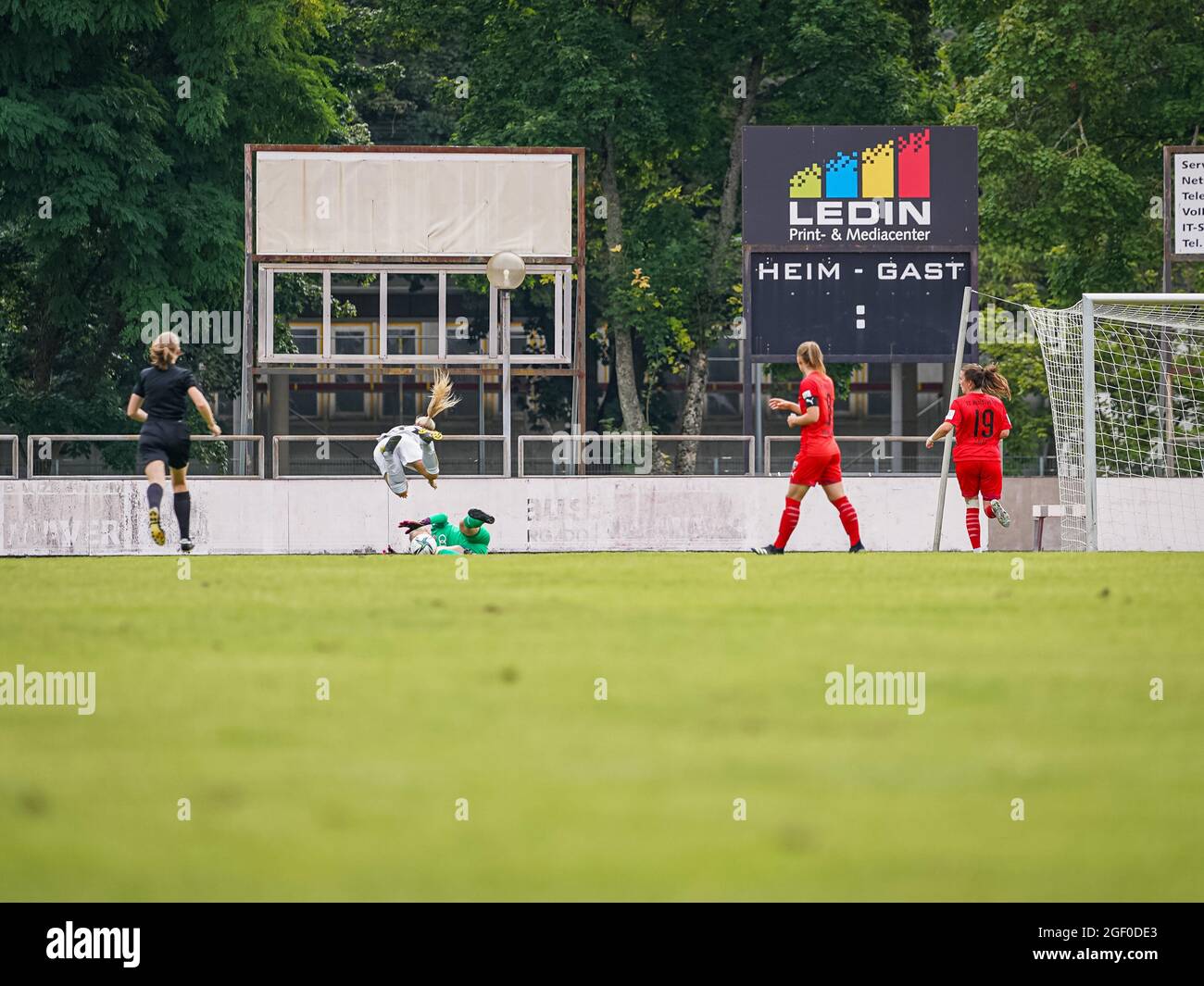 Anna-Lena Daum (22 FC Ingolstadt 04) and Antonia Hornberg (31 SG 99 ...