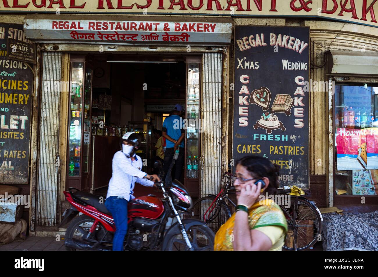 Bombay street scene Stock Photo - Alamy
