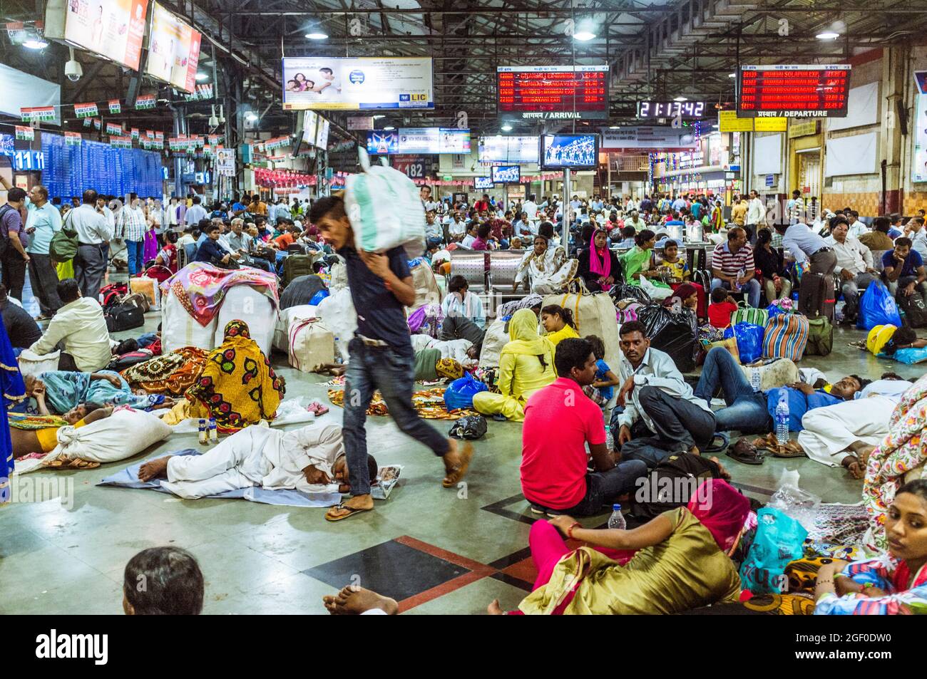 Mumbay train hi-res stock photography and images - Alamy