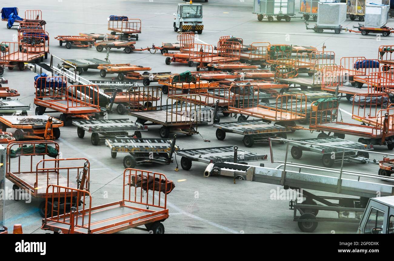 Empty suitcase luggage conveyor hi-res stock photography and images - Alamy