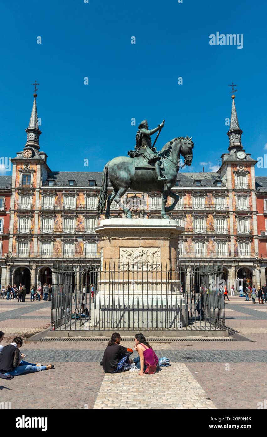 People enjoying the sunshine in the Plaza Mayor in the centre of Madrid ...