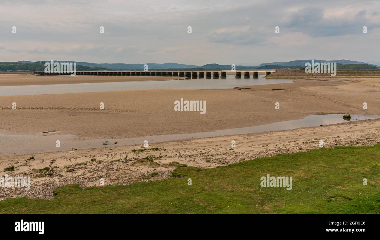 Looking at the railway bridge over the River Kent in Arnside, Cumbria ...