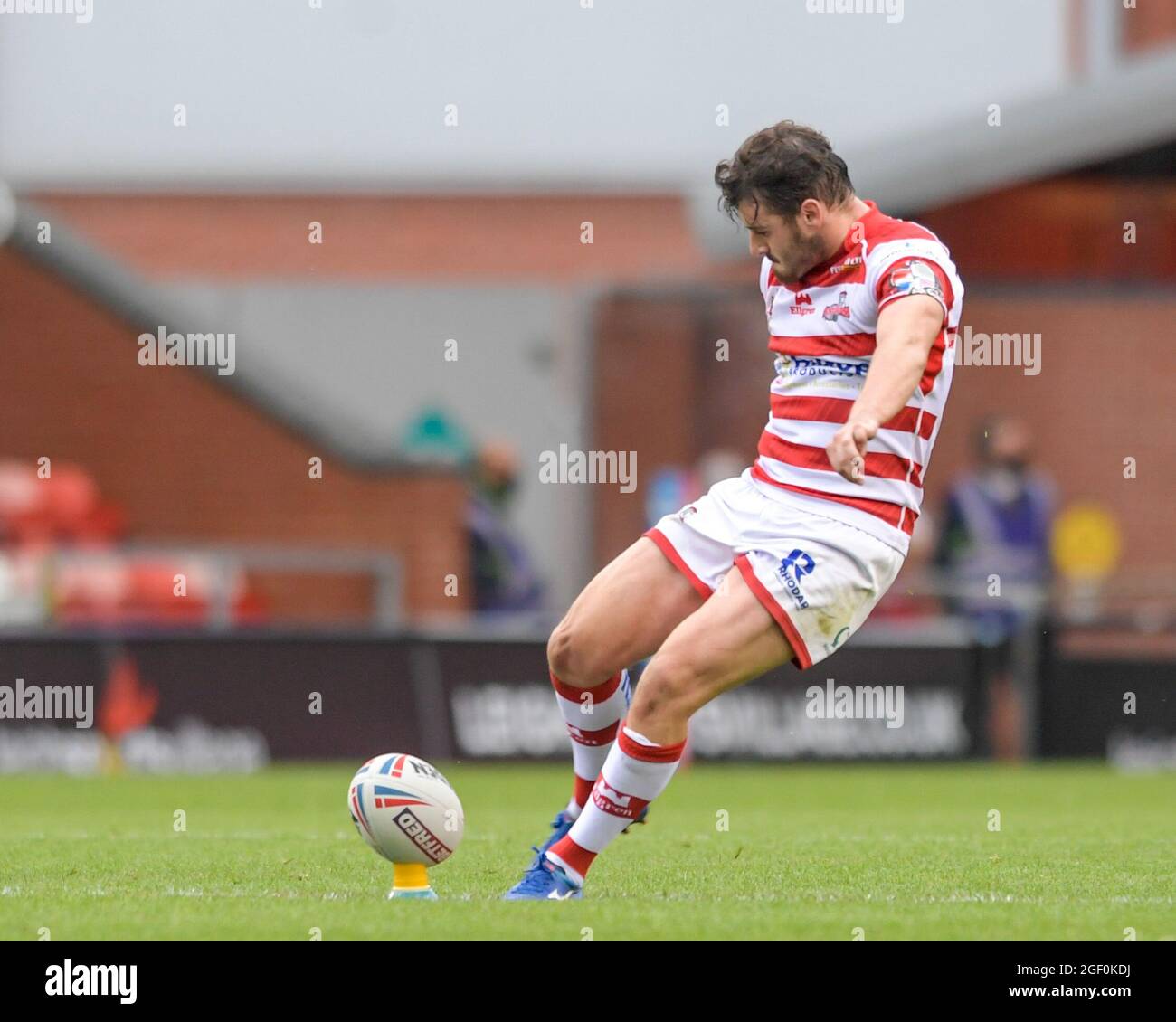 Craig Mullen (22) of Leigh Centurions kicks a long distance penalty to ...