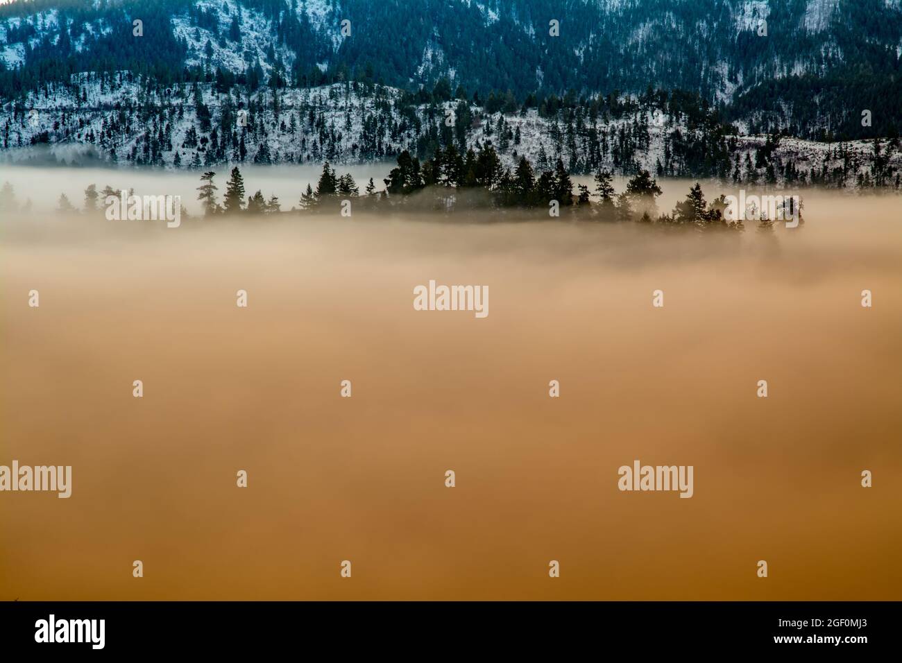 Orange morning fog of inversion fills valley Stock Photo - Alamy