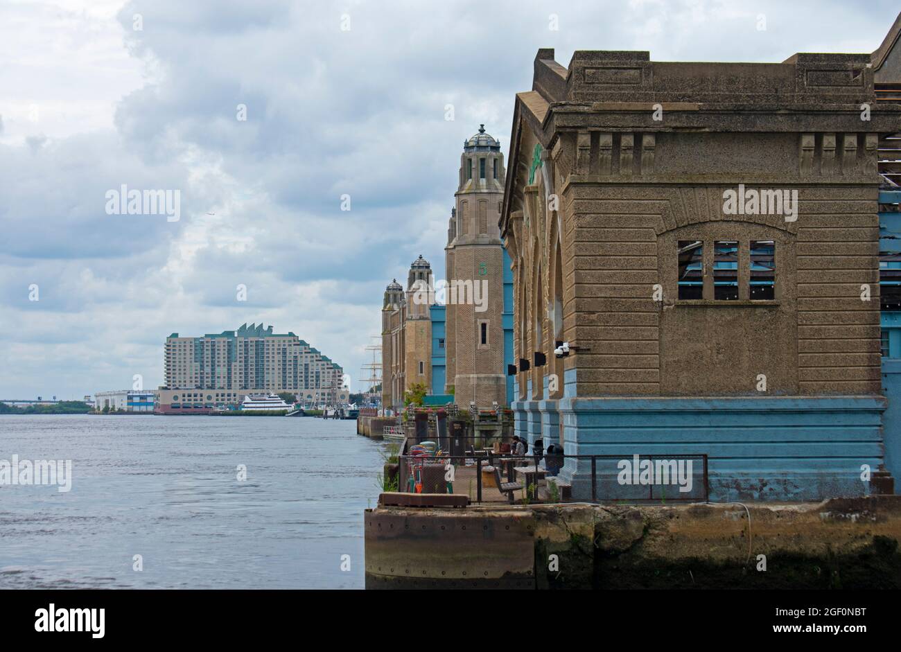 Brick piers hi-res stock photography and images - Alamy