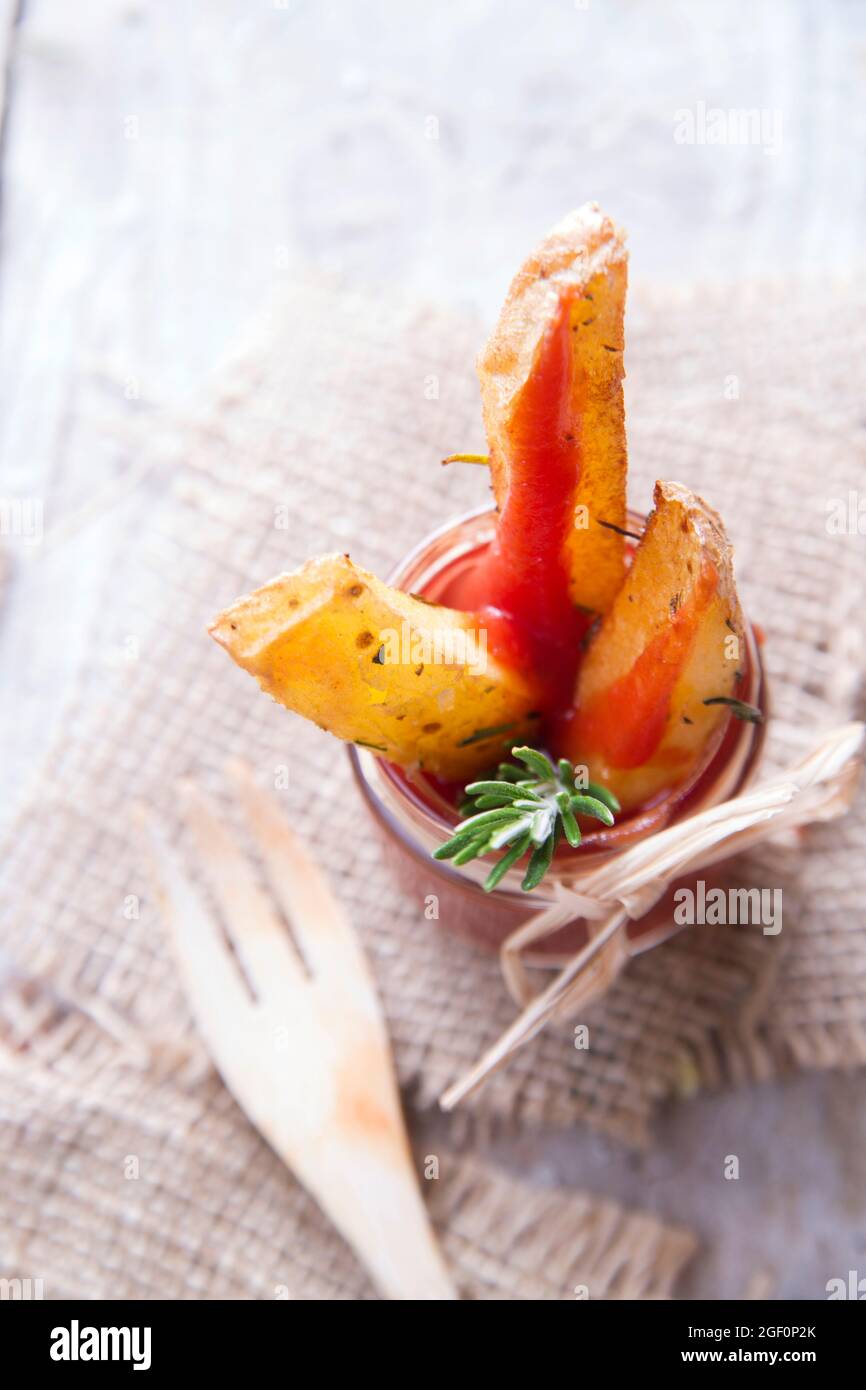 Presentation of a plate of homemade potato chips Stock Photo - Alamy
