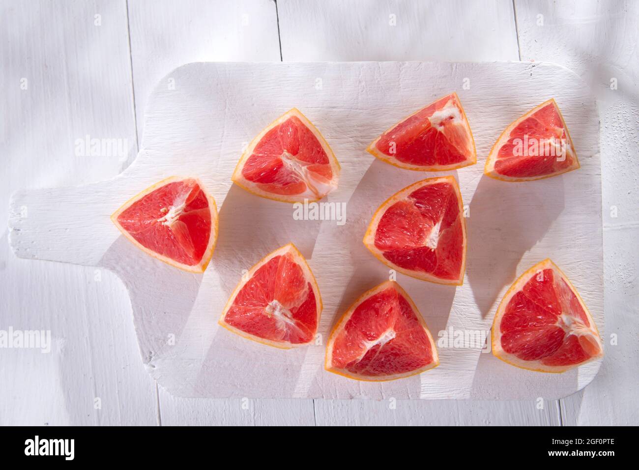 Presentation on cutting red grapefruit segments Stock Photo - Alamy