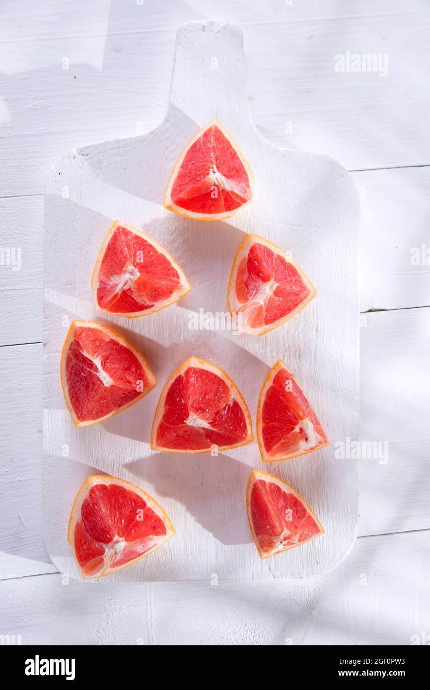Presentation on cutting red grapefruit segments Stock Photo - Alamy