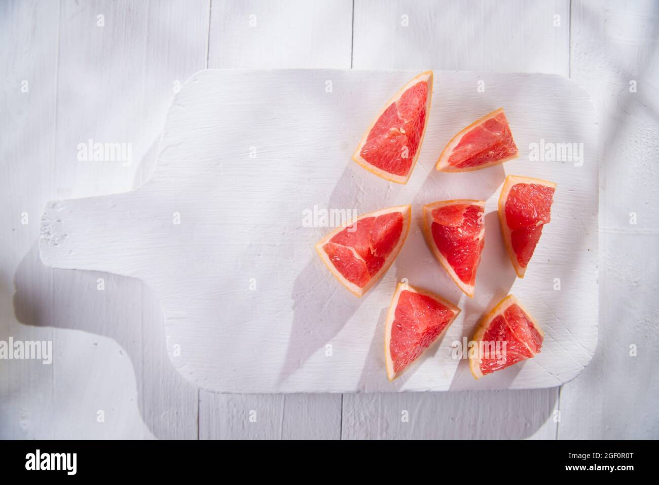 Presentation on cutting red grapefruit segments Stock Photo - Alamy