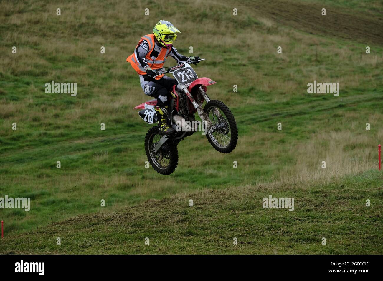 Motorbike jumping scrambling hi-res stock photography and images - Alamy