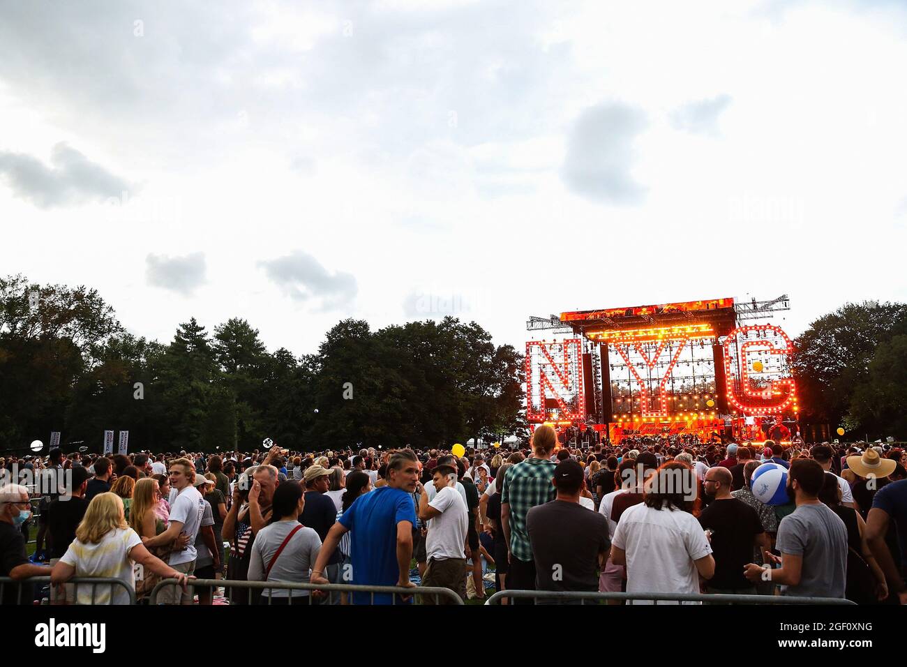 Central park lawn concert hi-res stock photography and images - Alamy