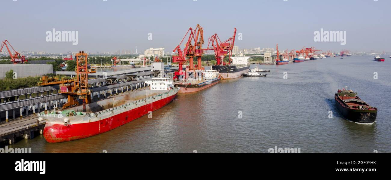 The busy port Stock Photo - Alamy