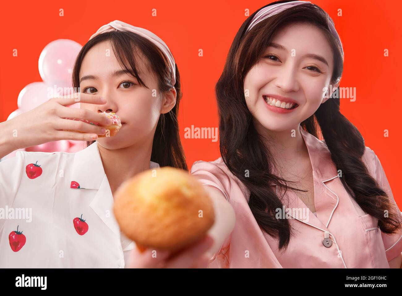 Beautiful young girlfriends to eat dessert Stock Photo - Alamy