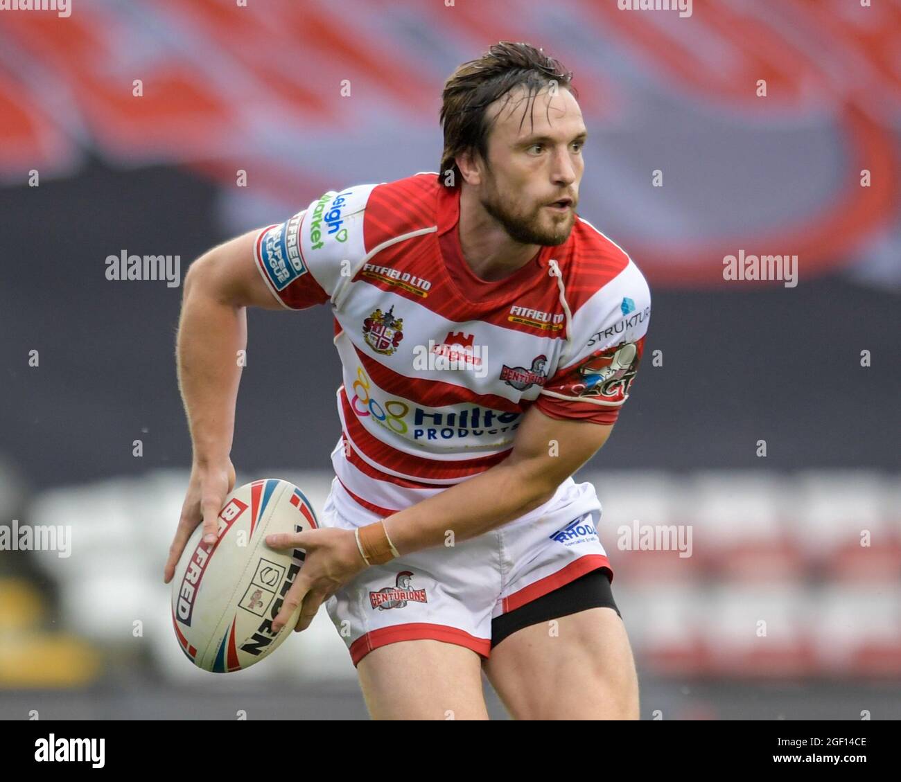 Joe Mellor (7) of Leigh Centurions looks for a pass Stock Photo - Alamy