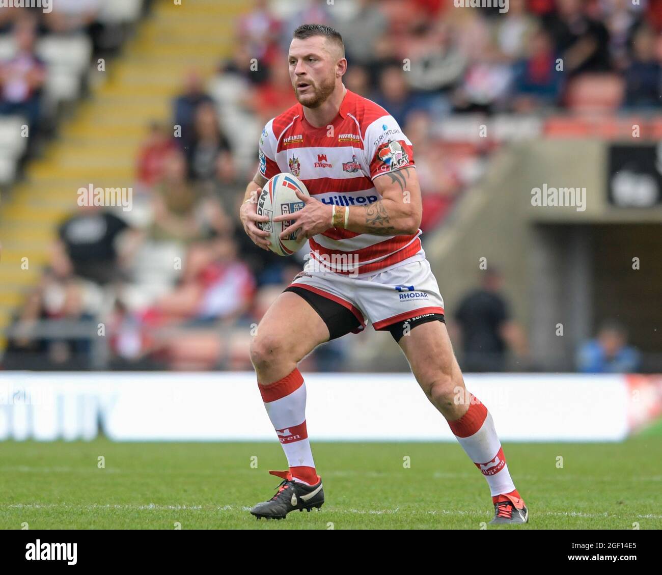Adam Sidlow (20) of Leigh Centurions runs forward with the ball Stock ...