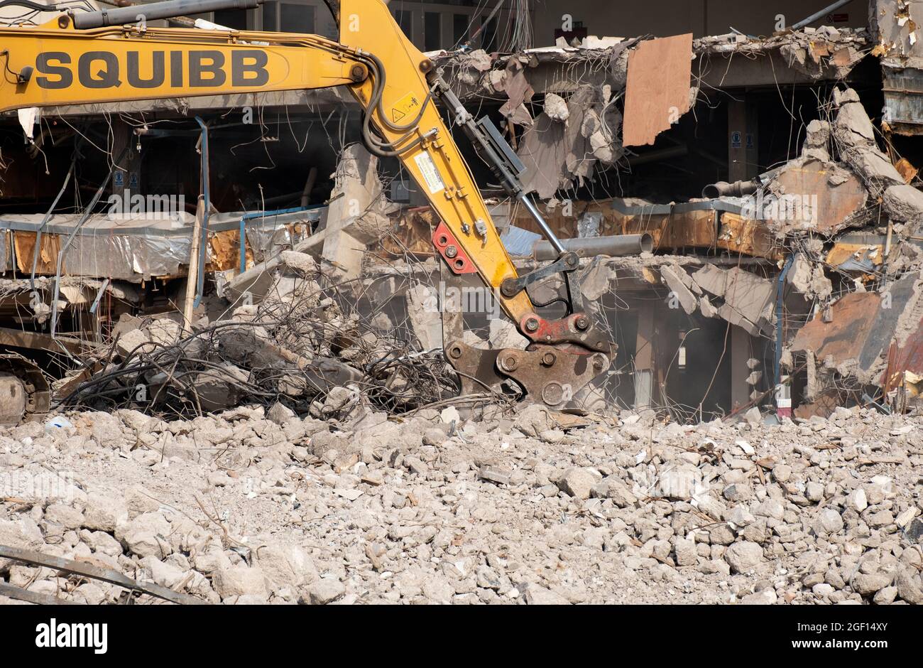 Demolition machine reducing a building to rubble Stock Photo - Alamy