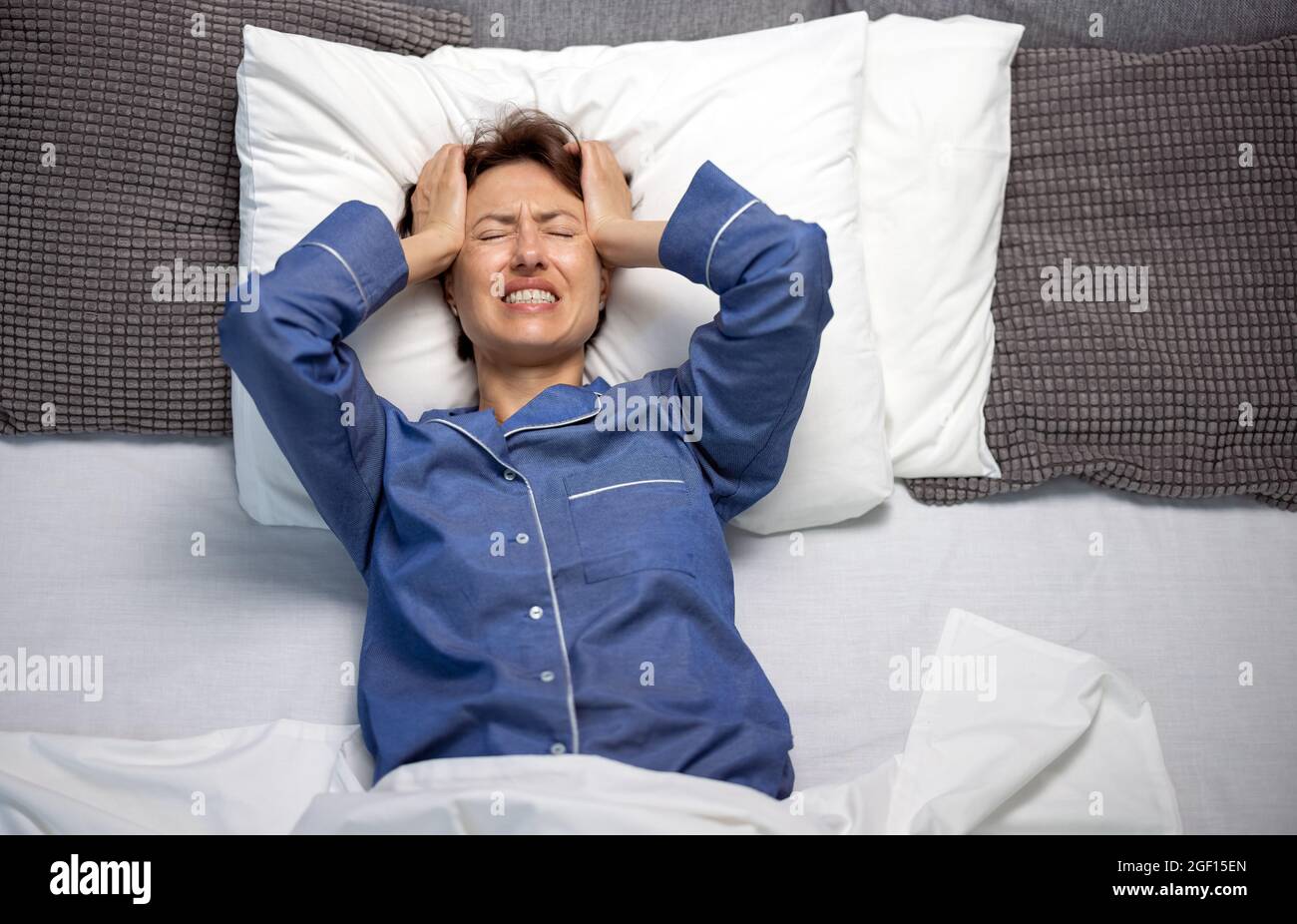 Woman bed pain night hi-res stock photography and images - Alamy
