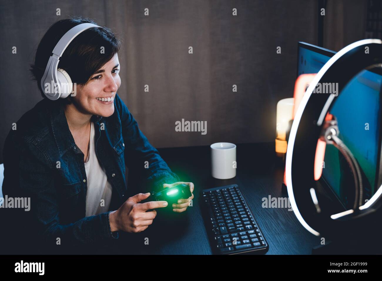 Online streamer hi-res stock photography and images - Alamy