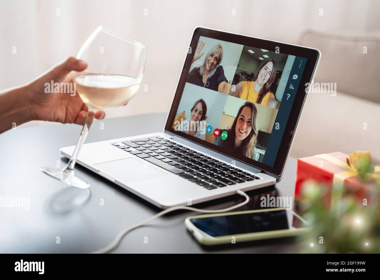 Family and friends party hi-res stock photography and images - Alamy