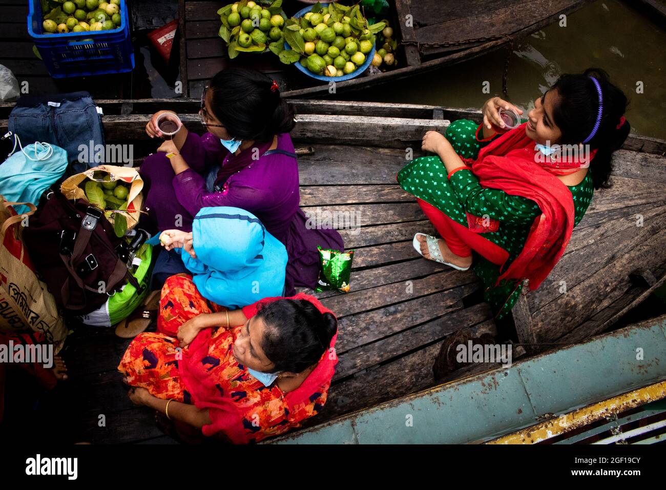 Barishal, Bangladesh. 20th Aug, 2021. Sellers and customers with guavas ...