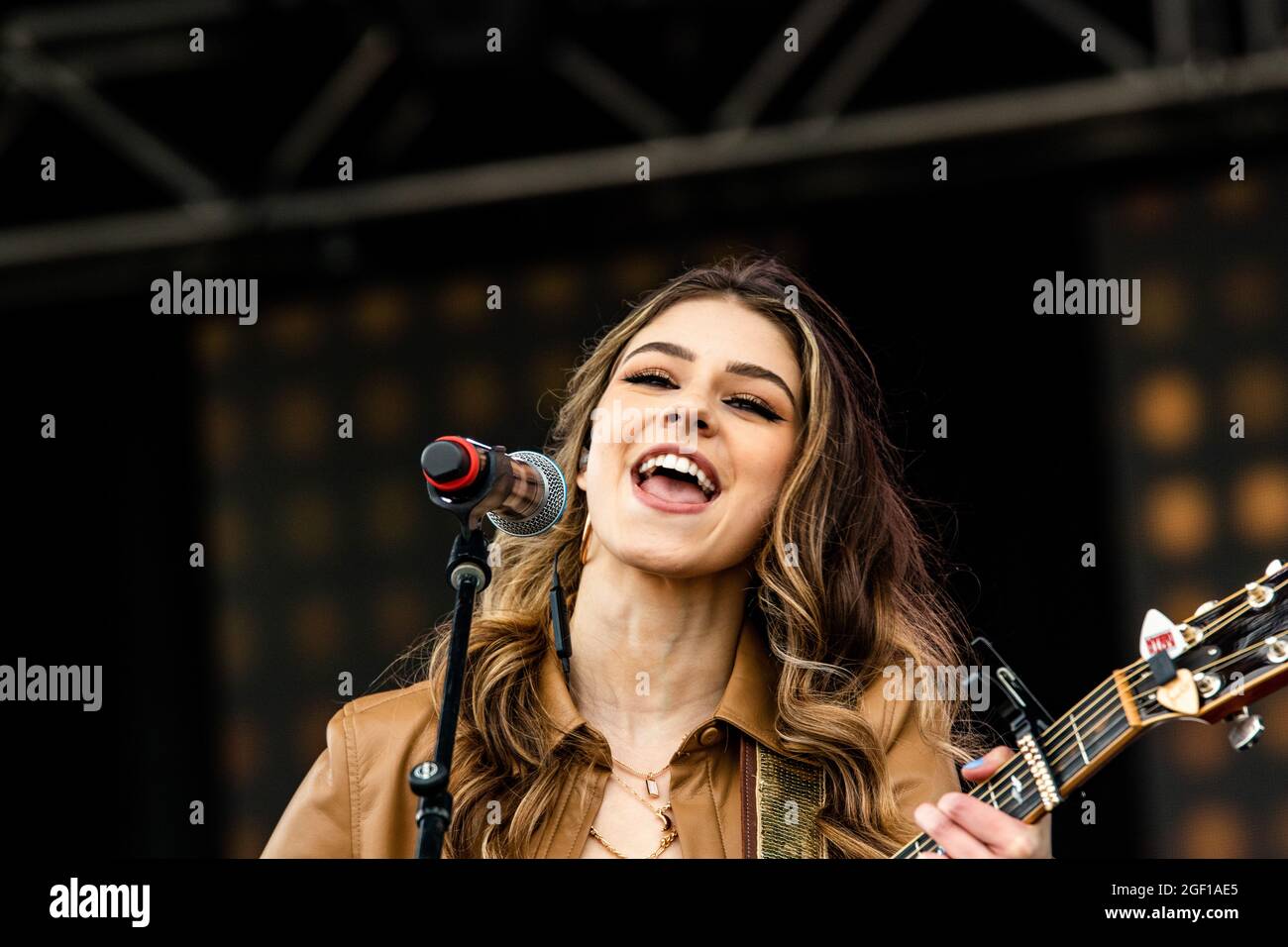 Together again outdoor festival hi-res stock photography and images - Alamy