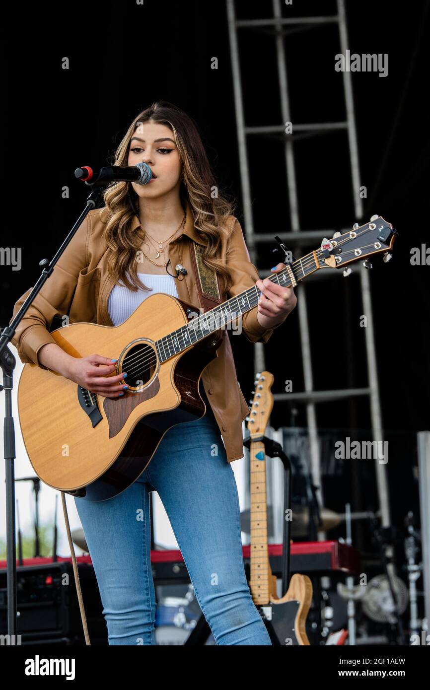 Together again outdoor festival hi-res stock photography and images - Alamy