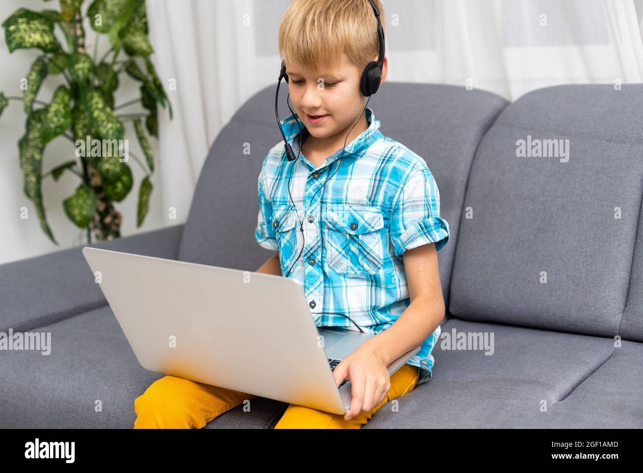 Video screen face children play hi-res stock photography and images - Alamy