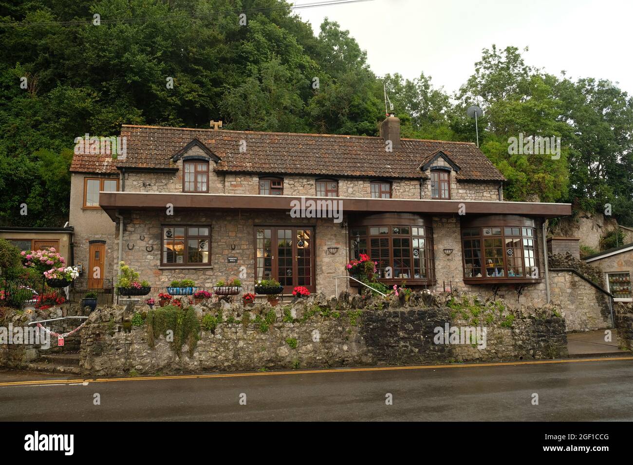 August 2021 - Cheddar Gorge and shops Stock Photo - Alamy