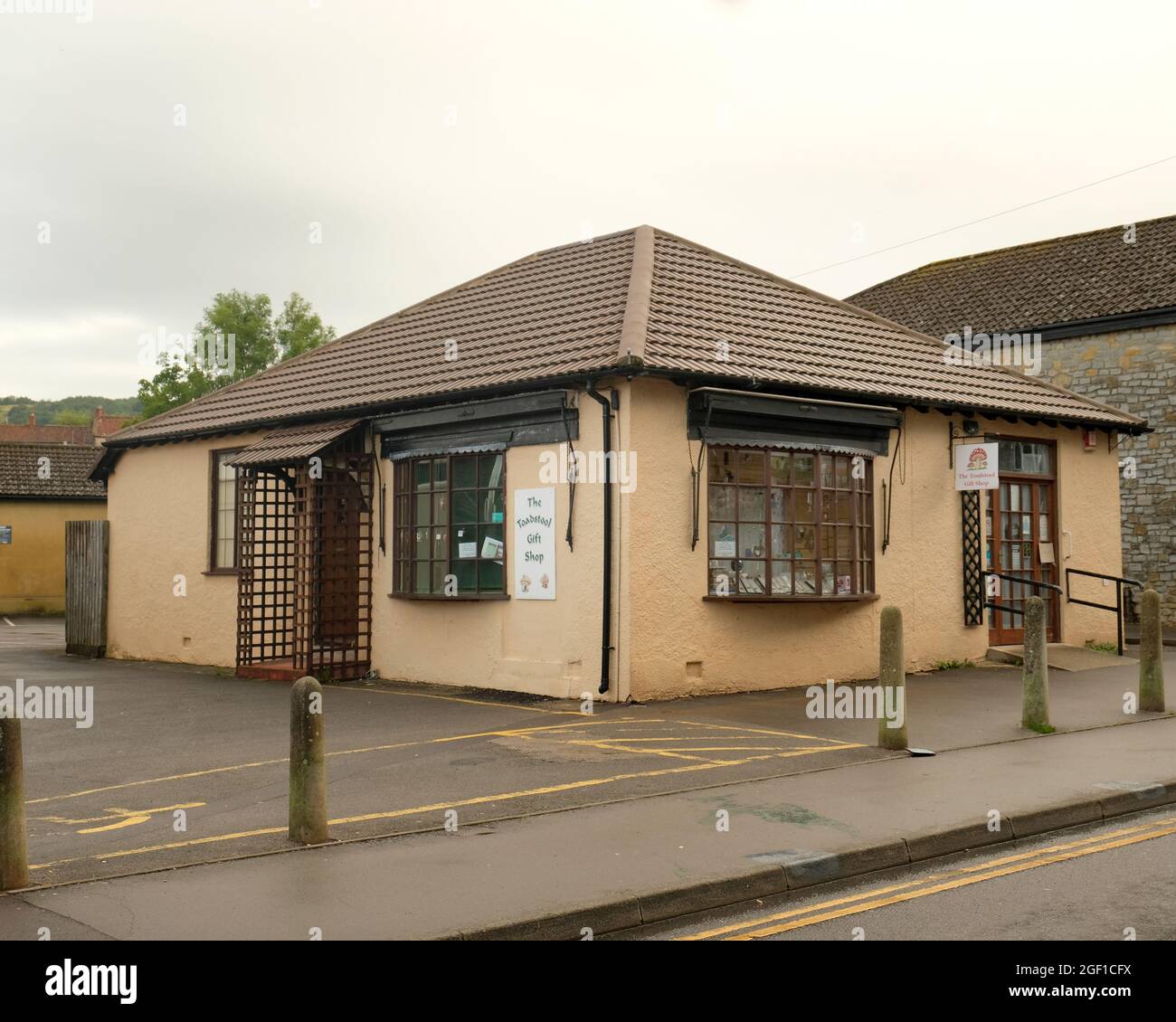 August 2021 - Cheddar Gorge and shops Stock Photo - Alamy