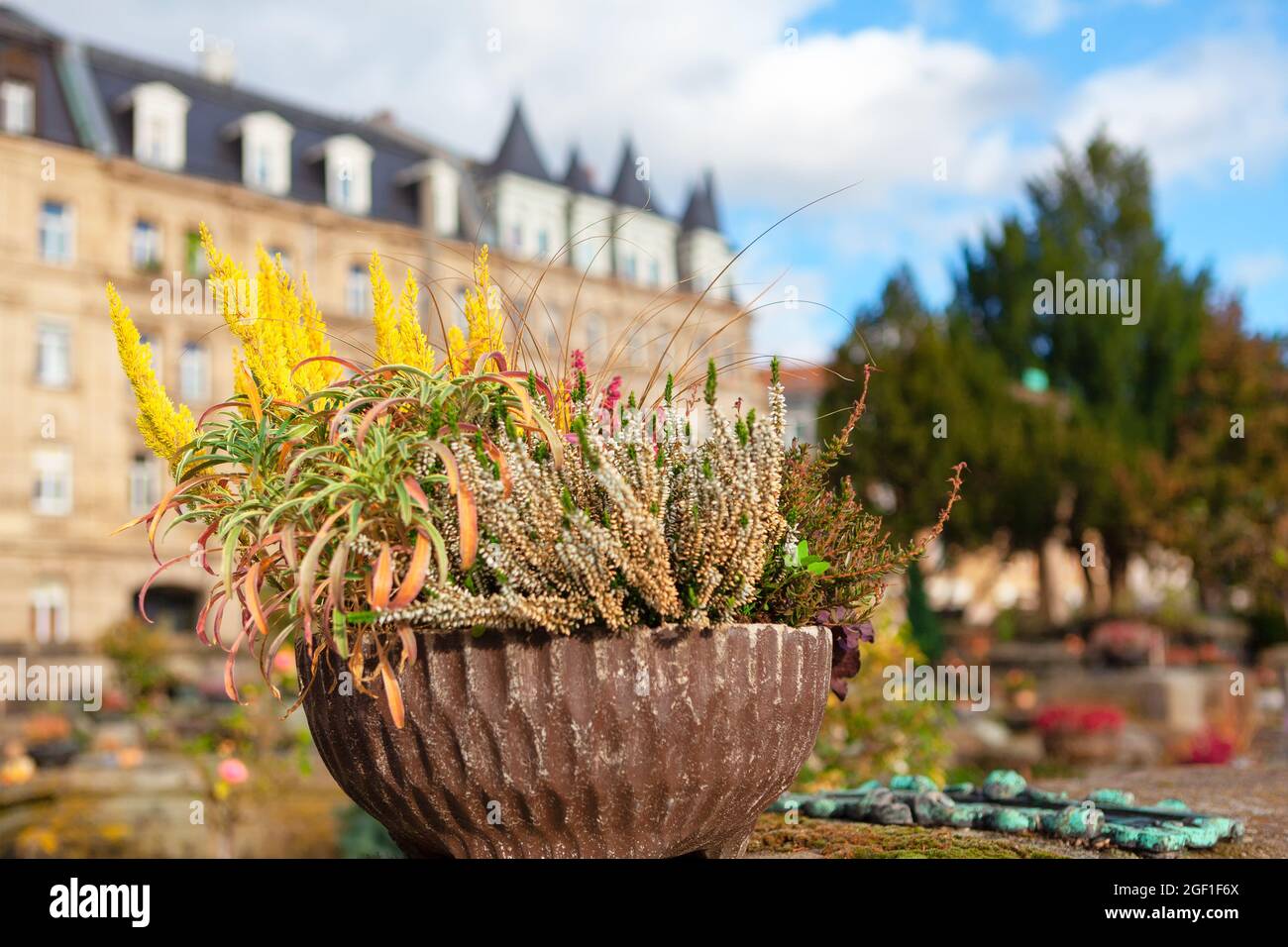 Cemetery Flower Pot . Funeral flowers in ceramic pot Stock Photo - Alamy