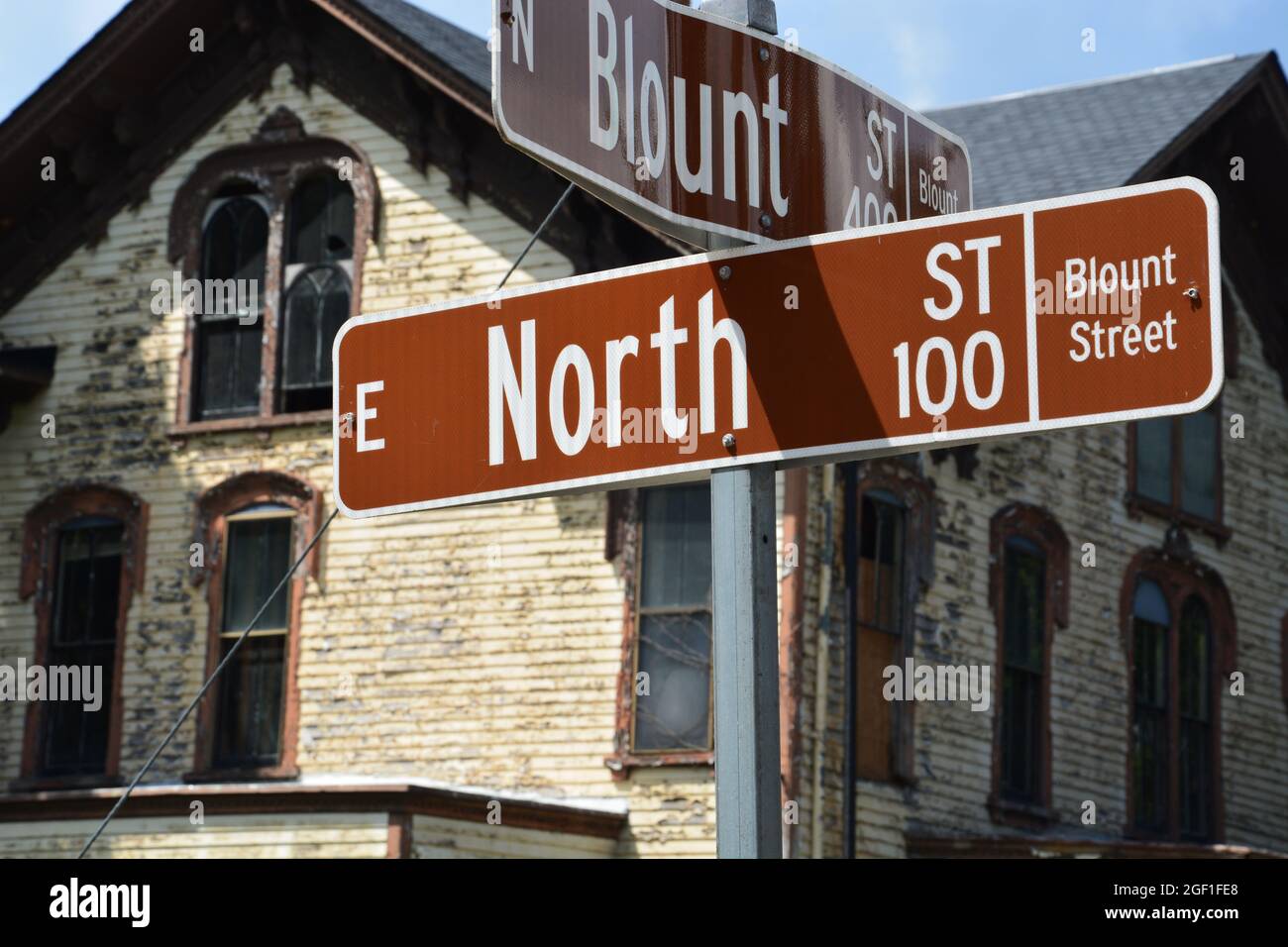 Close up street name sign avenue hi-res stock photography and images ...