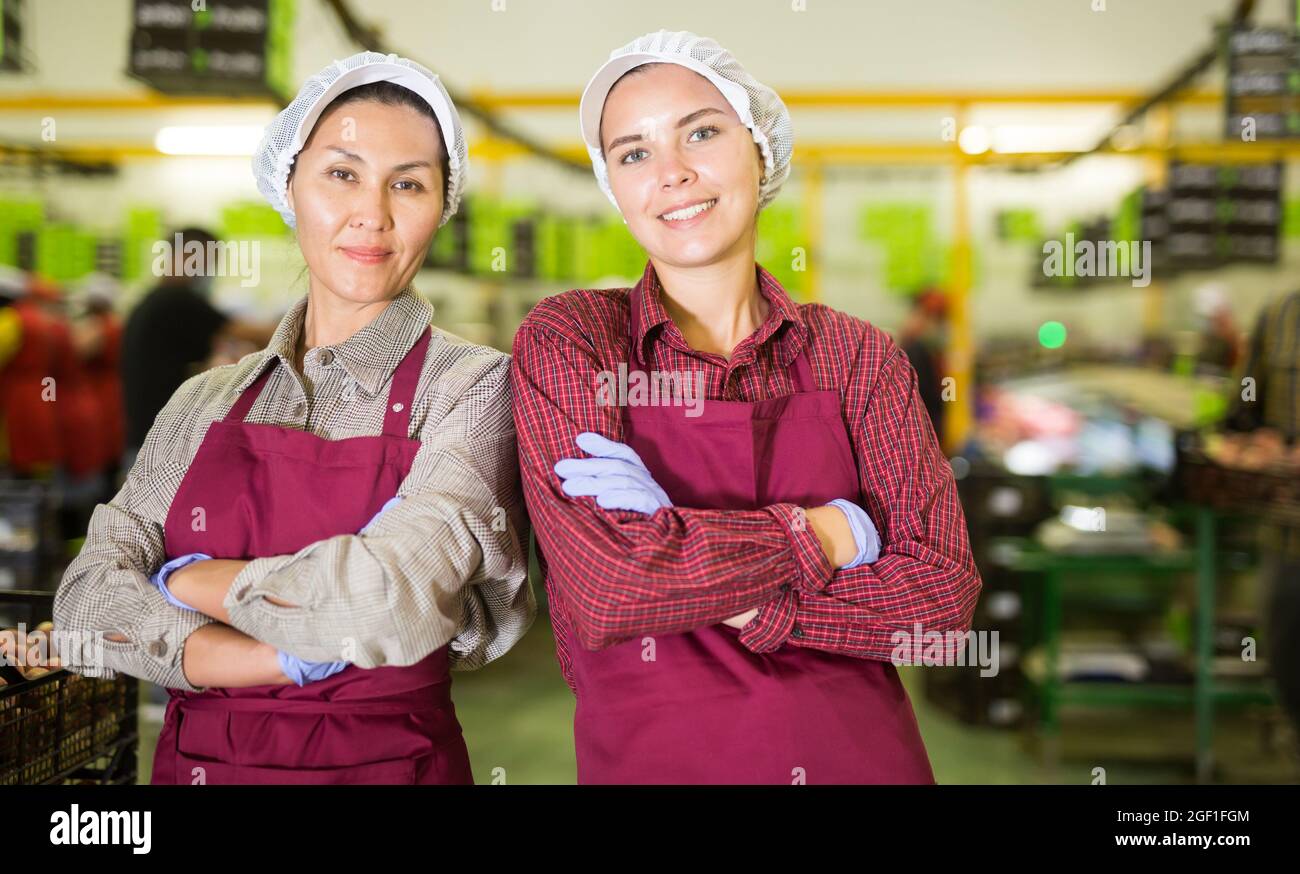 Women warehouse workers near crate Stock Photo - Alamy
