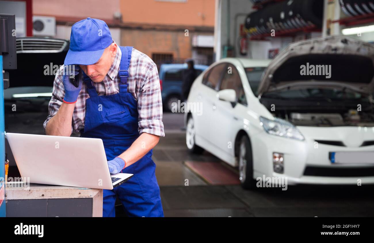 Engineer making phone call hi-res stock photography and images - Alamy